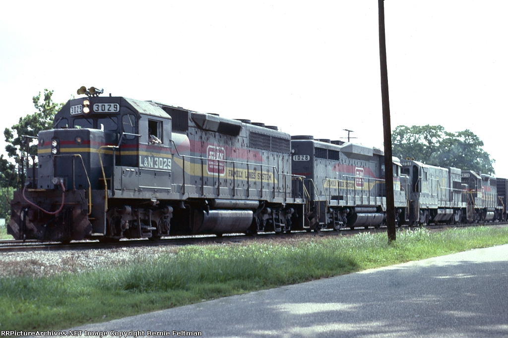 L&N GP40 #3029, leading L&N northbound train #470 on the M&M subdivision,